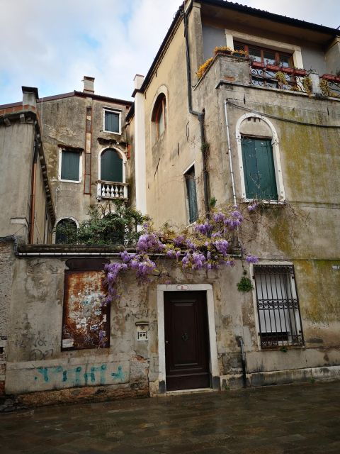 Walking Tour to Discover the Hidden Corners of Venice