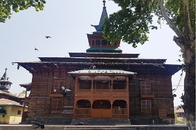 A Private Guided Walking Tour Through Old Srinagar